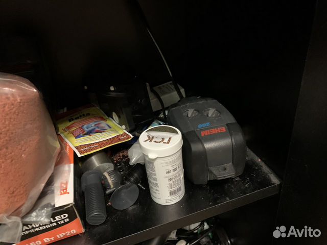 Аквариум с рыбками и тумбой